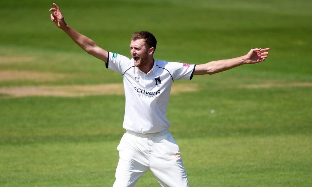 Olly Hannon-Dalby signs Warwickshire contract extension